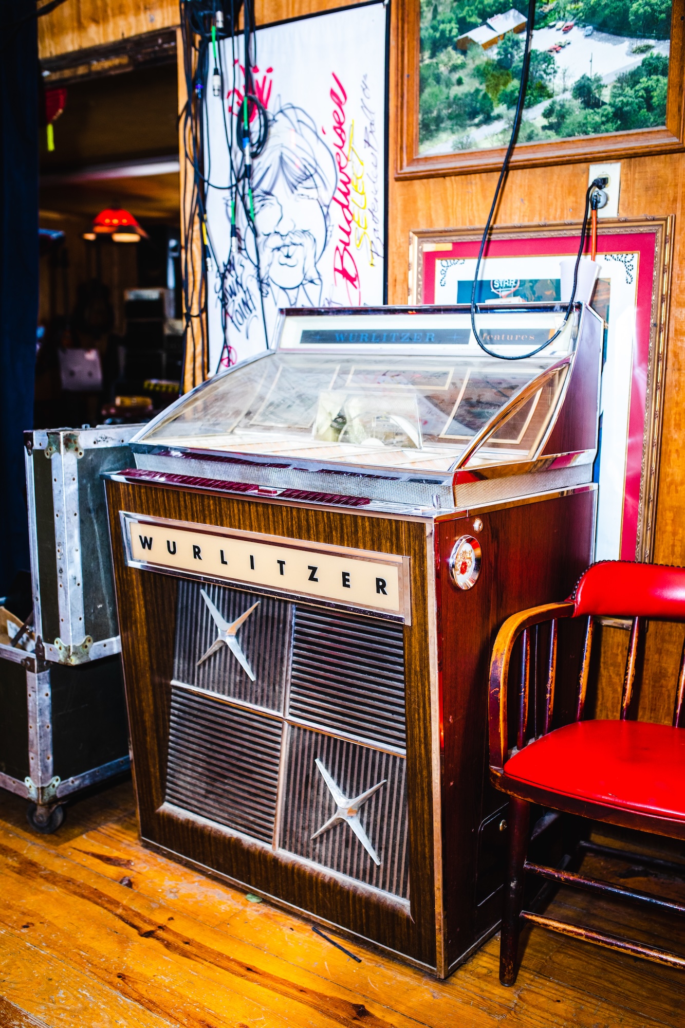 These Austin Bars Keep Vintage Vibes Alive with Classic Jukeboxes ...